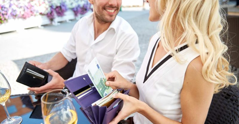 How To Split Bills In A Relationship The Right Way? 5 Effective Ways ...